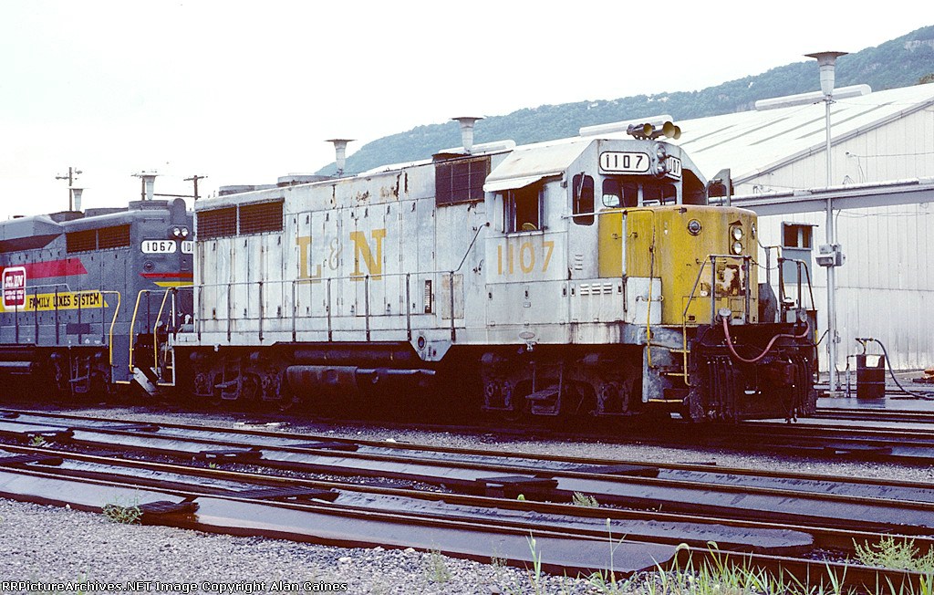 L&N GP-35 1107